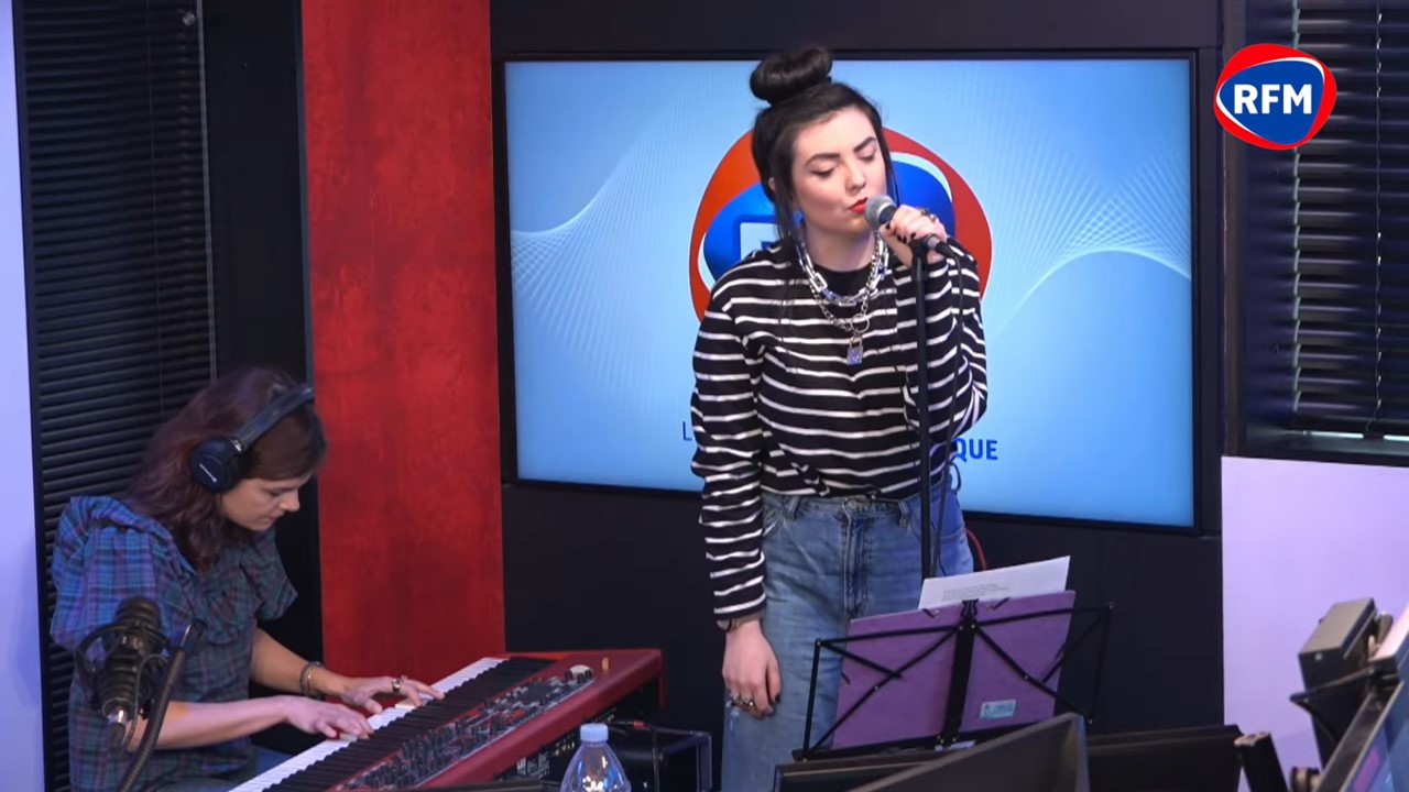 Hoshi en live pour "Mauvais rêve" son nouveau single et "The Scientist » de Coldplay.