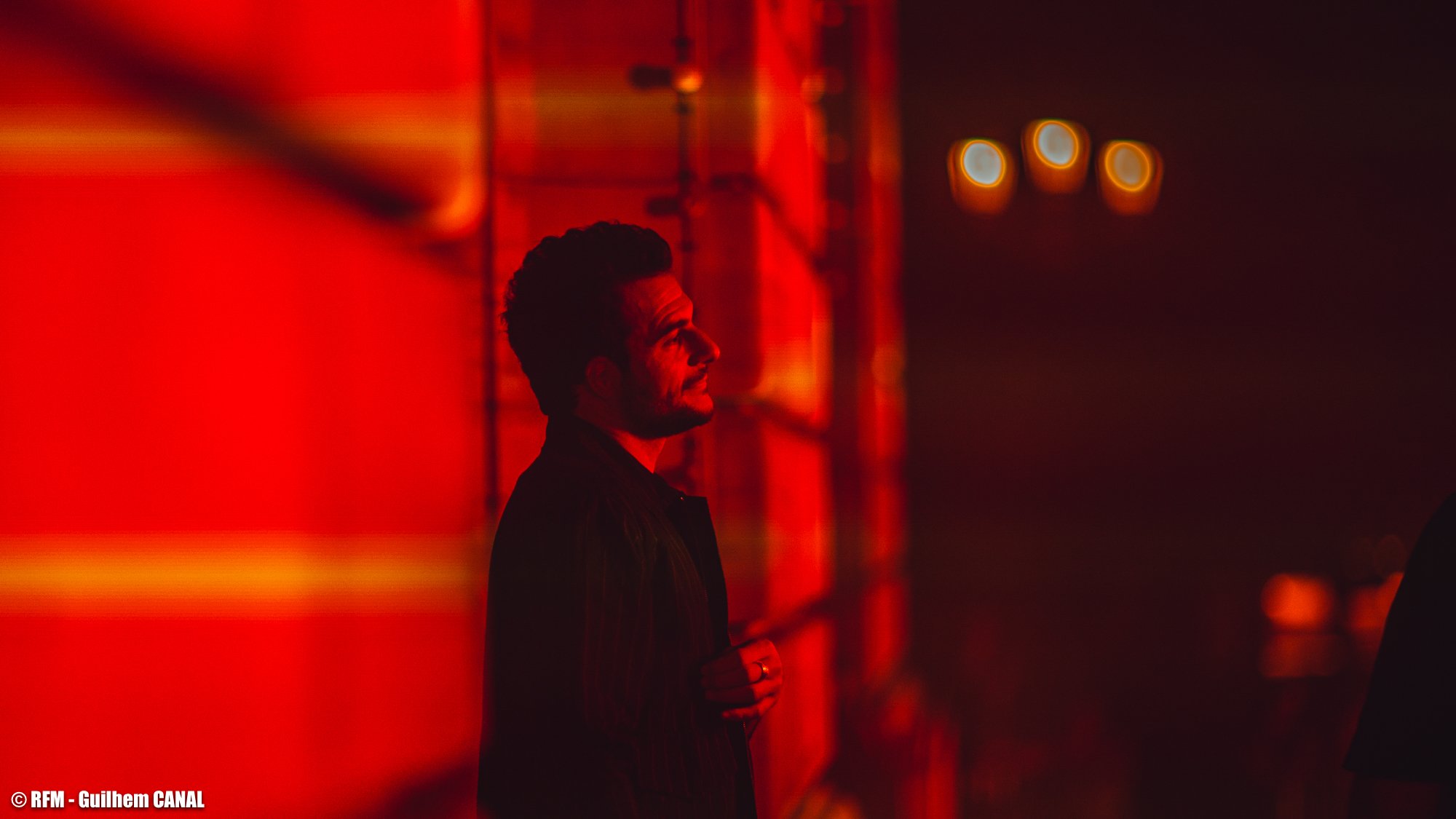 Amir dévoile une réédition de son album « R3ssources » dans une version ...