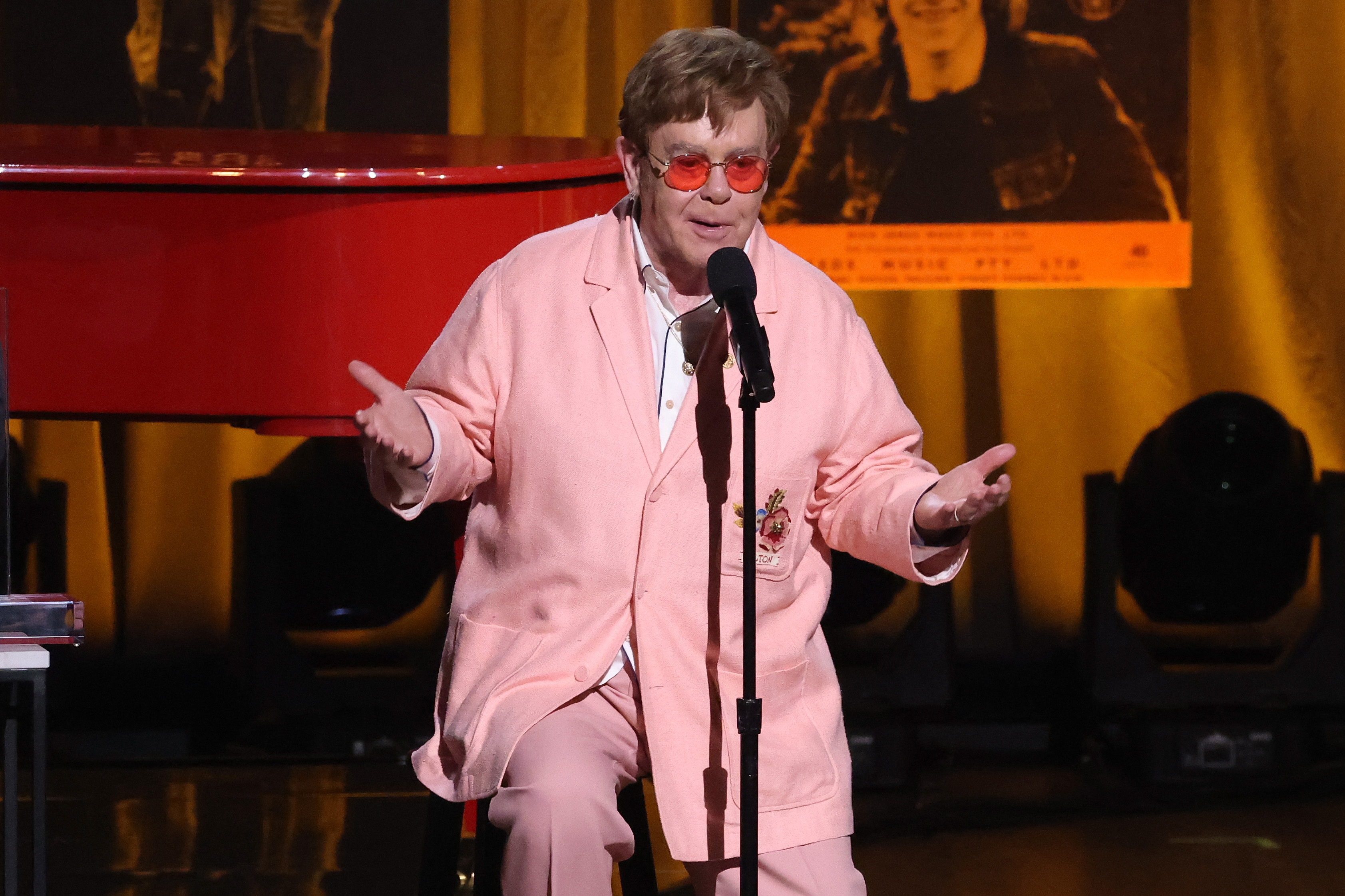 Elton John met en vente une partie de sa garde-robe sur e-bay