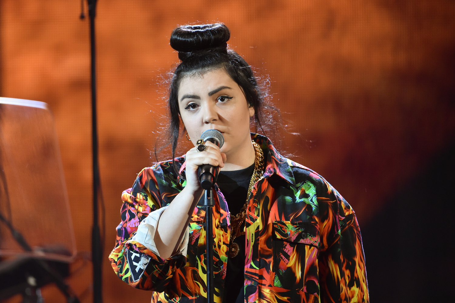 Hoshi dévoile sa chanson « Marche ou rêve