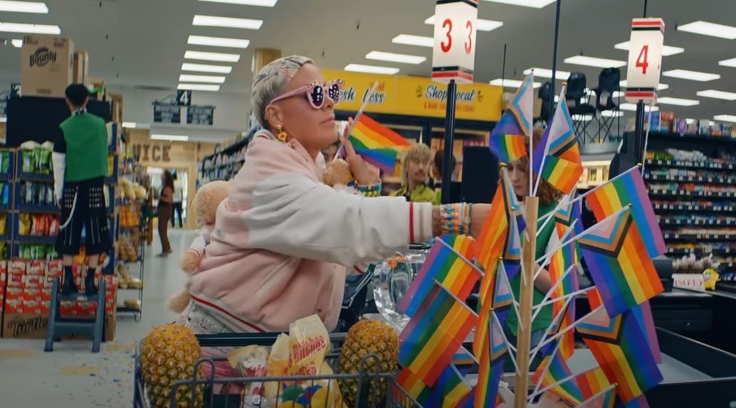 P!NK dévoile son nouveau single « Never Gonna Not Dance Again