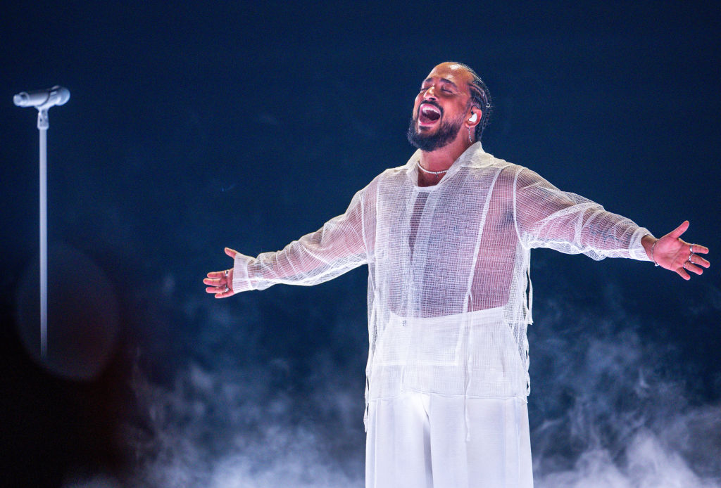 Slimane dévoile un nouveau titre " Résister ", un hymne à la paix.