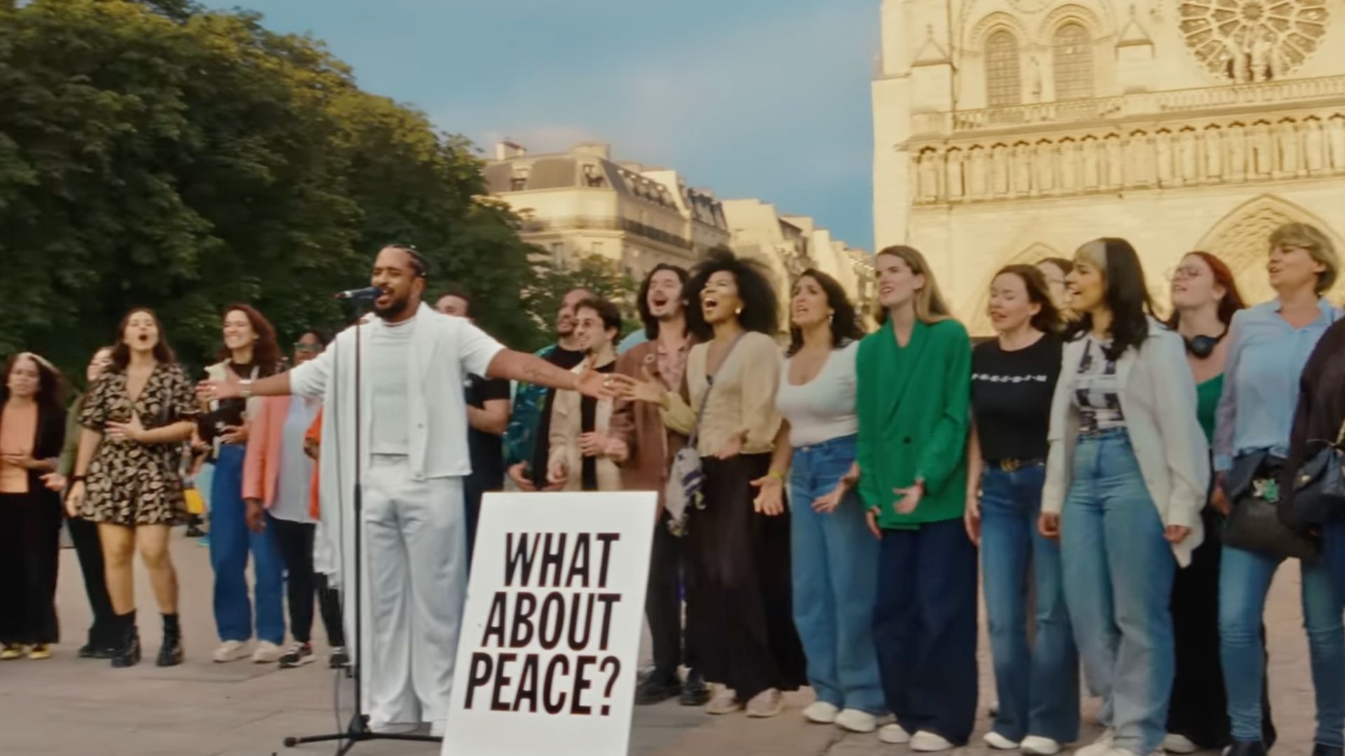 Slimane partage le clip "Résister"