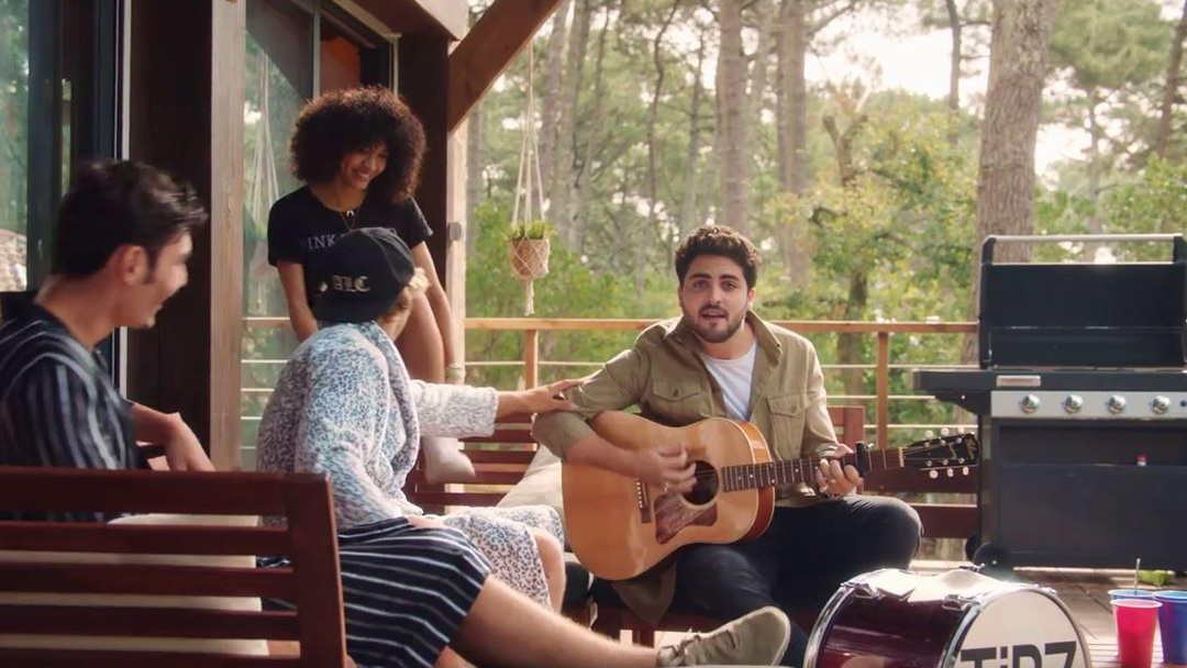 Tibz révèle le clip de son deuxième single «On n’est pas bien là?»