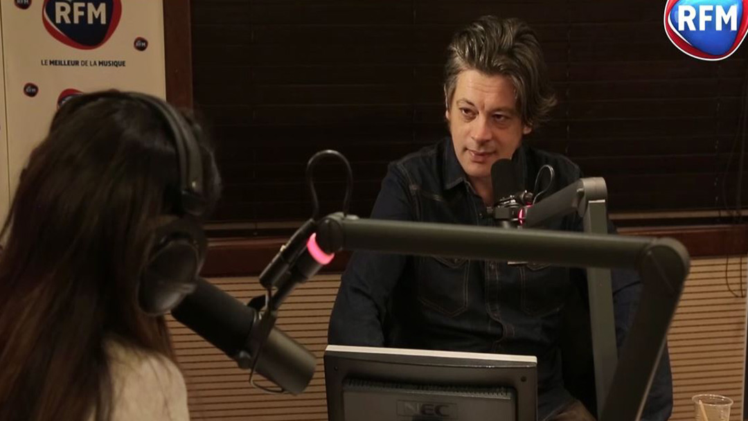Découvrez l’interview de Benjamin Biolay au micro de Karine Ferri