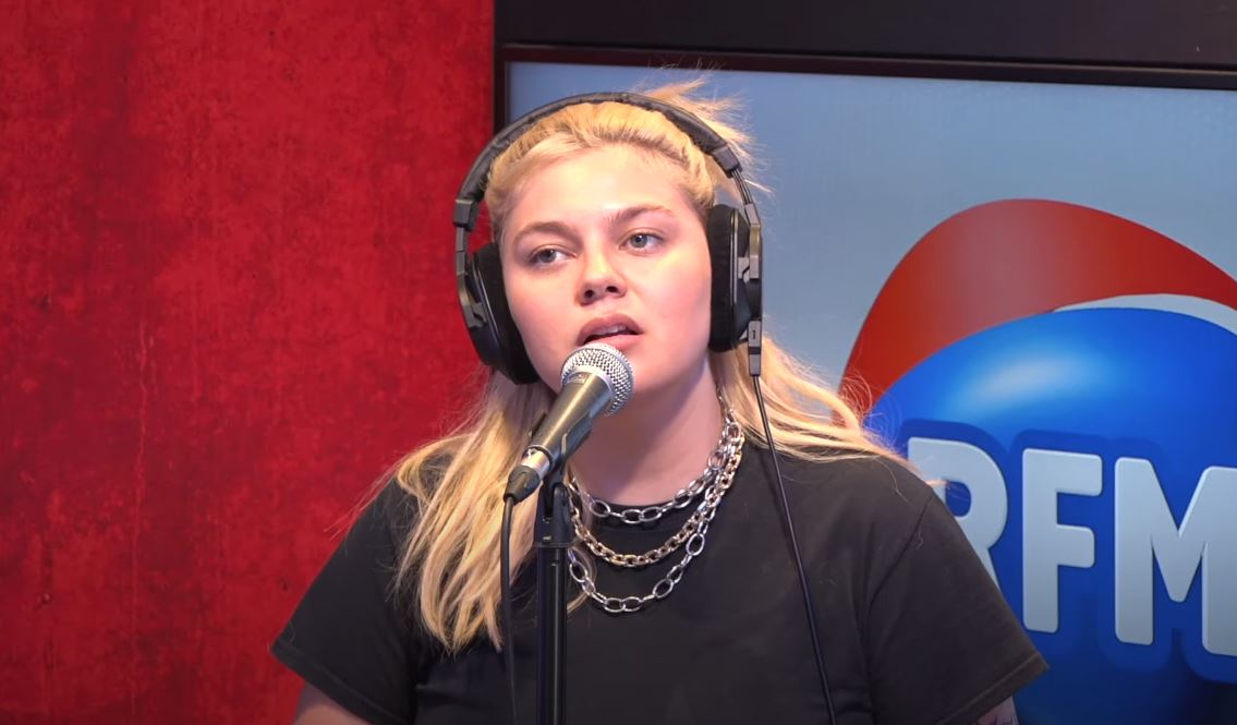Découvrez l'interview et le live de Louane au micro du 16/20