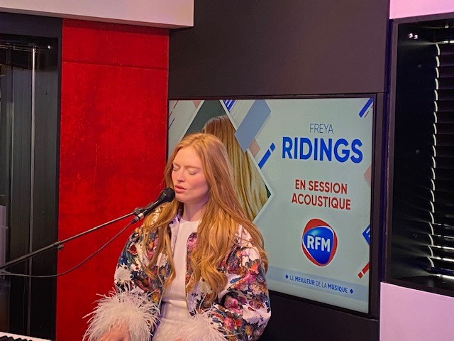 Découvrez le nouveau single de Freya Ridings "Weekends" dans les ...