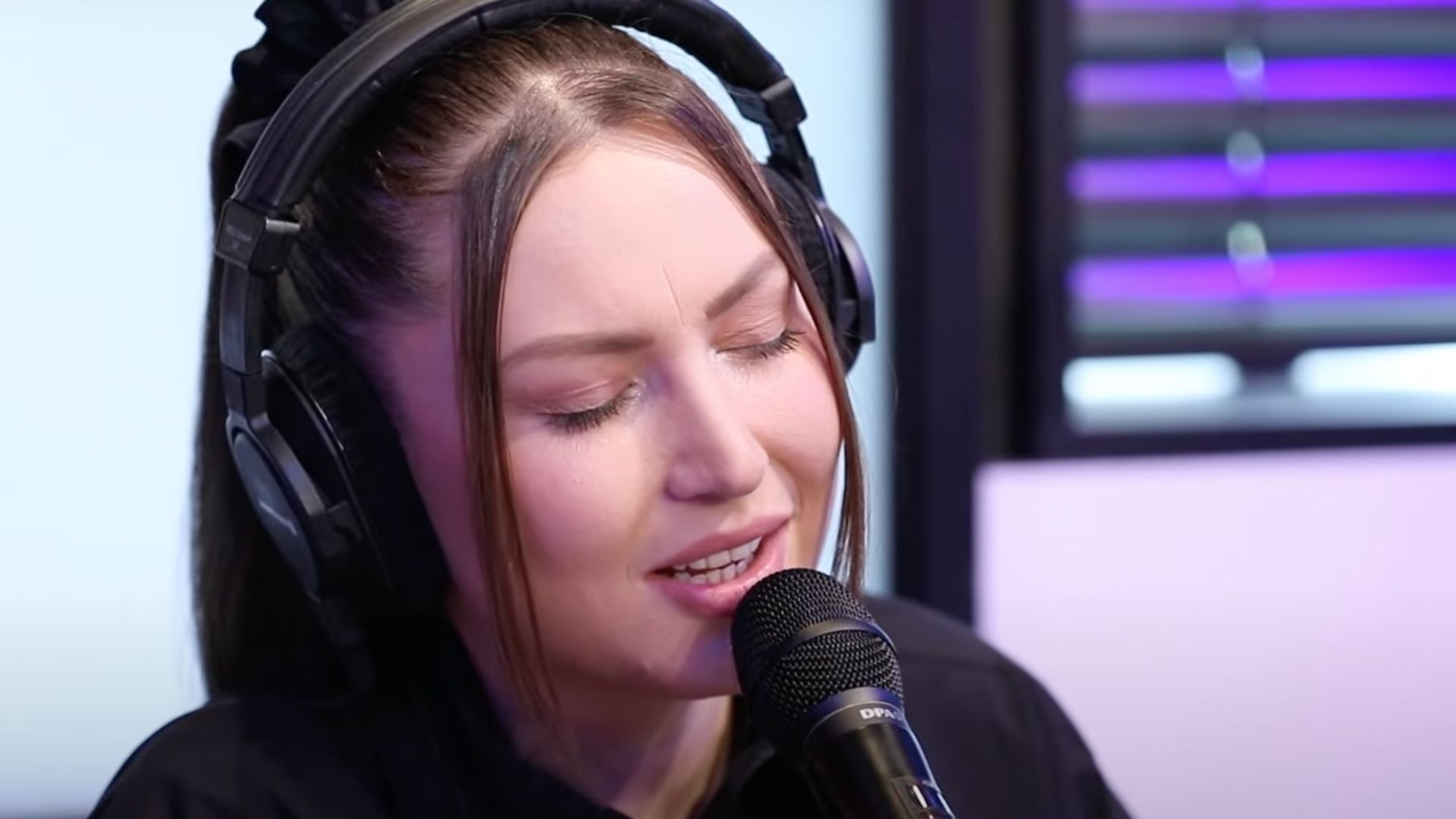 Linh en live avec son single "Je pense à vous" dans les studios de RFM