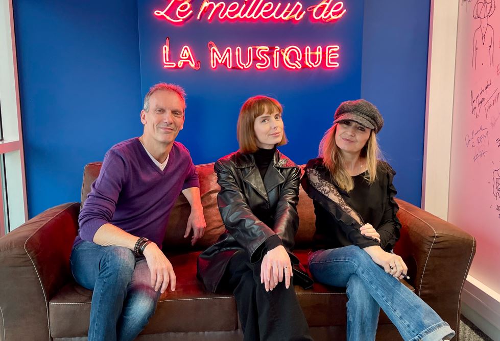 Marie-Flore interprète ses titres « Mal barré » et « Mon coeur y va pas ...