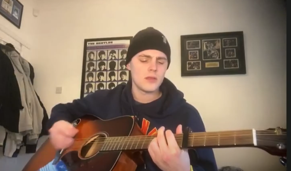 Tom Gregory interprète ses titres «Rather Be You» et «Fingertips»